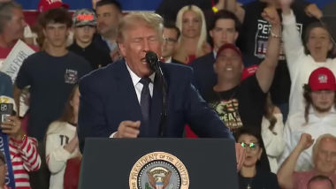 Trump balla la 'Trump Dance' sulle note di Ymca a un evento politico a ...
