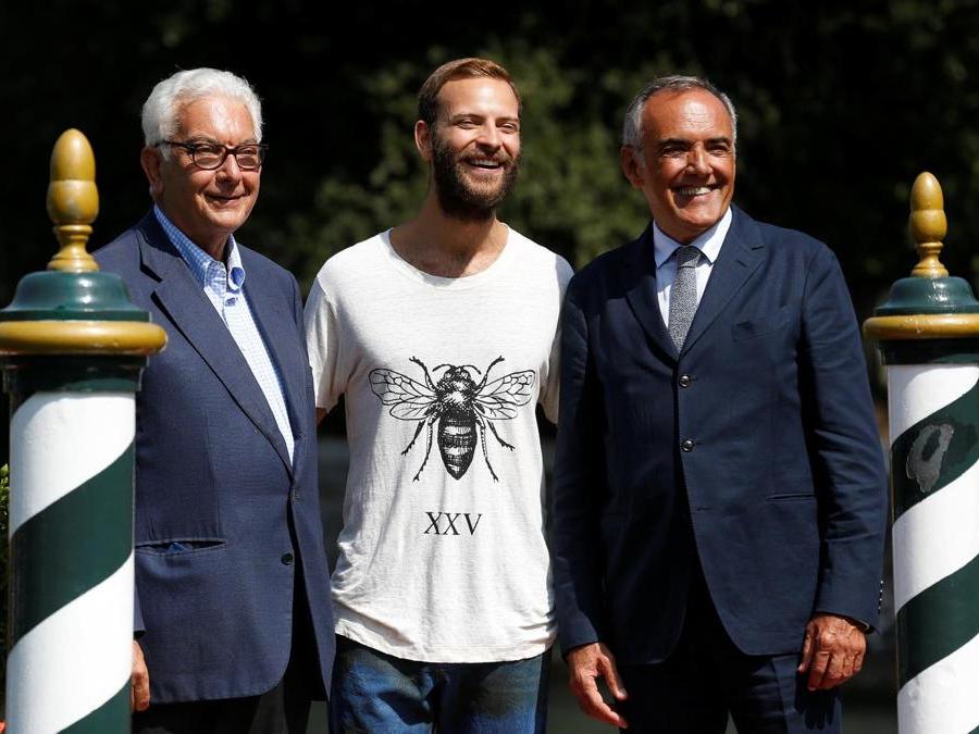 Alessandro Borghi in maglietta bianca Gucci, debutto casual a Venezia ...