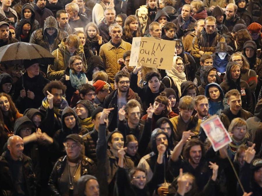 Le proteste fuori dal quartier generale di Afd - Il Sole 24 ORE