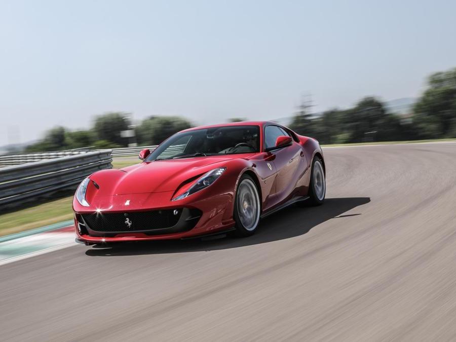 Ferrari 812 Superfast, le foto in pista e in strada del «mostro» da 800 ...