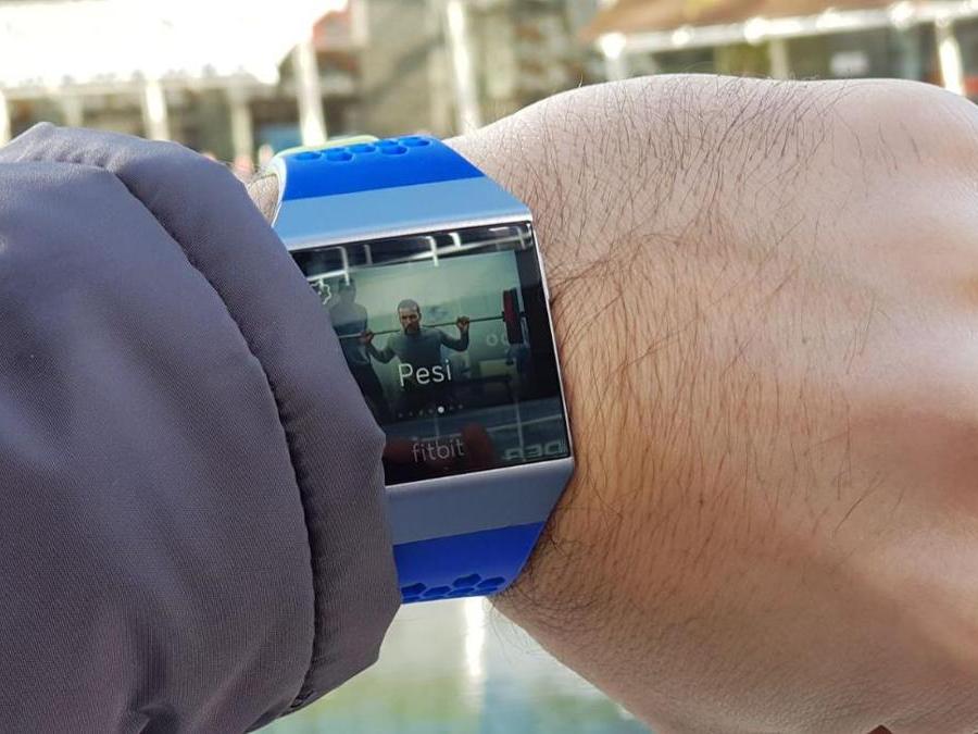 Il nuovo Fitbit Iconic - Il Sole 24 ORE