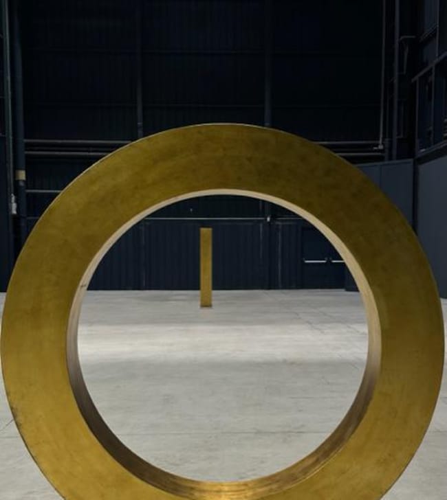 Lo sfavillante scintillìo di James Lee Byars in HangarBicocca - Il Sole ...