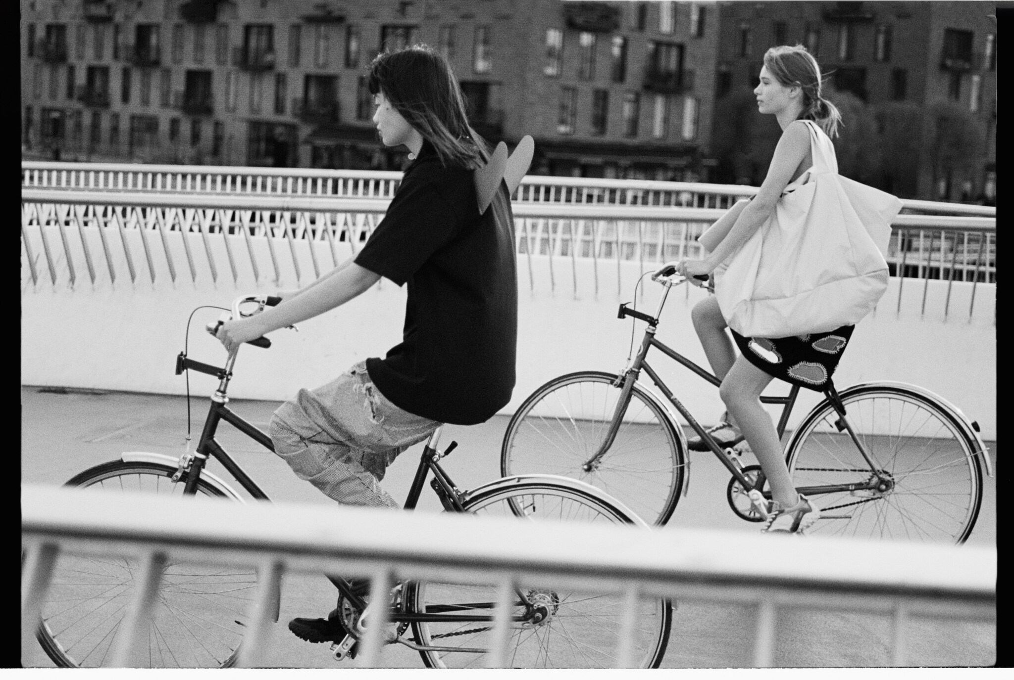 Ciclabili come passerelle: gli outfit incontrano la mobilità green - Il ...