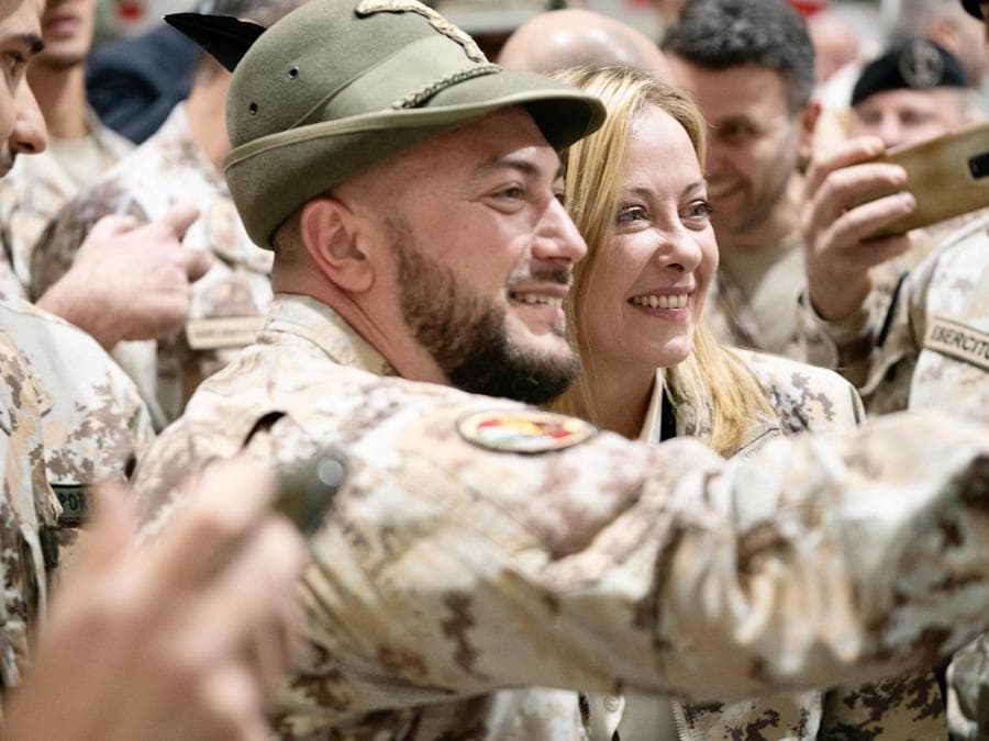 Giorgia Meloni in visita ai soldati italiani in Iraq - Il Sole 24 ORE