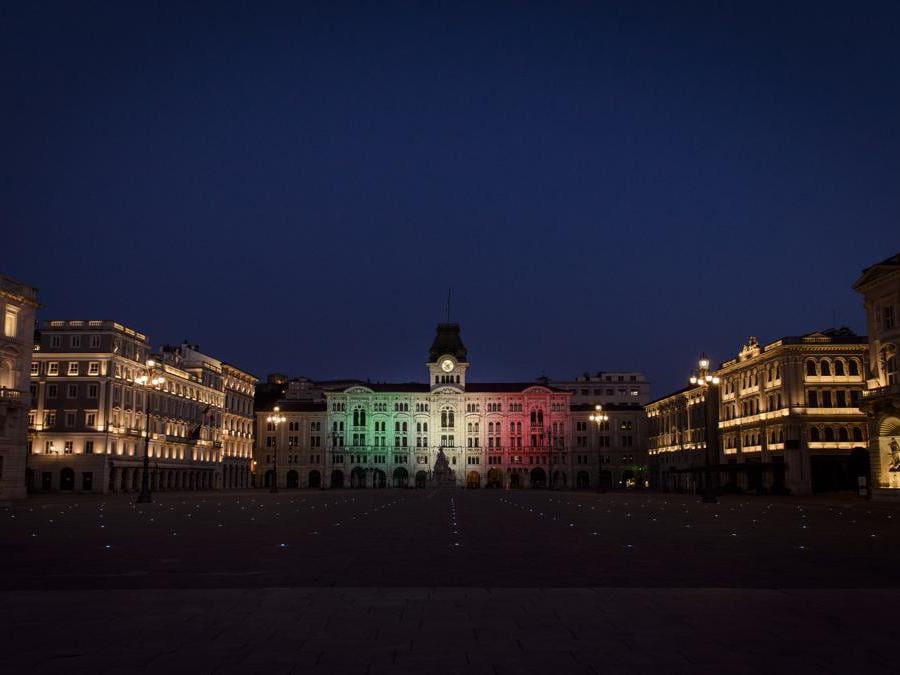 Intesa Sanpaolo veste con il Tricolore il palazzo di via del Corso a ...