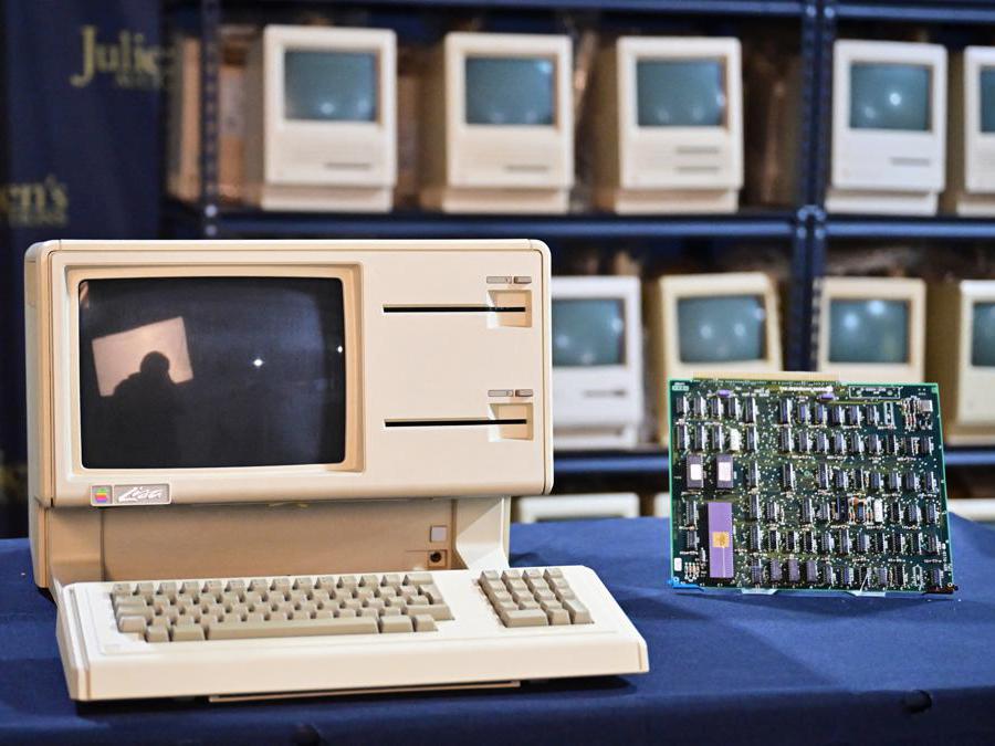 1983.Viene avviata la commercializzazione di un nuovo computer Apple ...