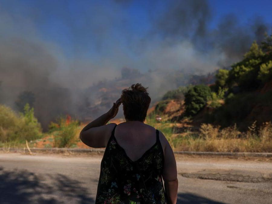 Maxi incendio alle porte di Atene, migliaia di evacuati - Il Sole 24 ORE