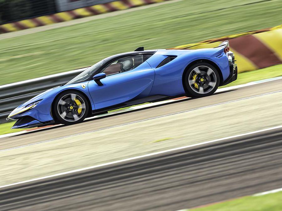 Ferrari SF90 Stradale Assetto Fiorano, abbiamo guidato la hypercar ...
