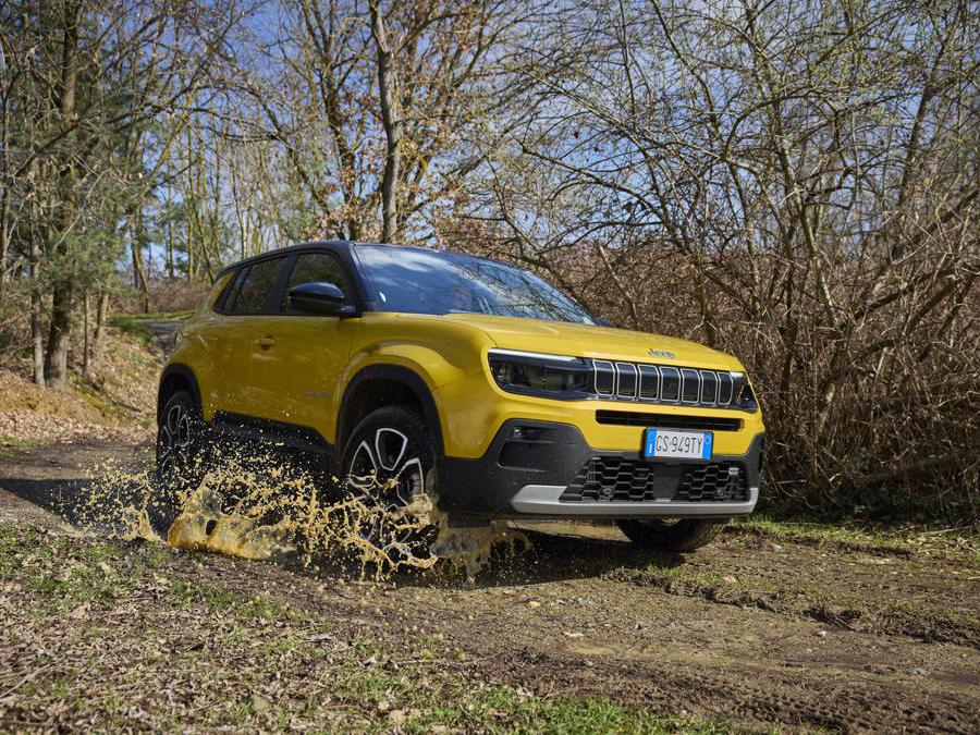 Jeep Avenger e.Hybrid, tutte le foto del suv ibrido su strada e ...
