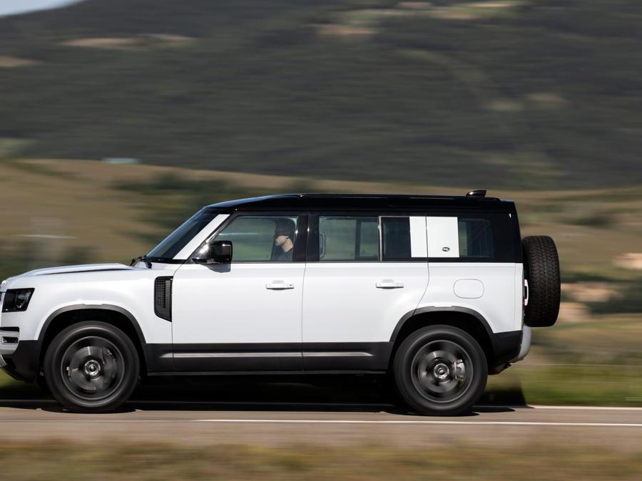 Land Rover Defender P400e ibrida plug-in, le foto della prova - Il Sole ...