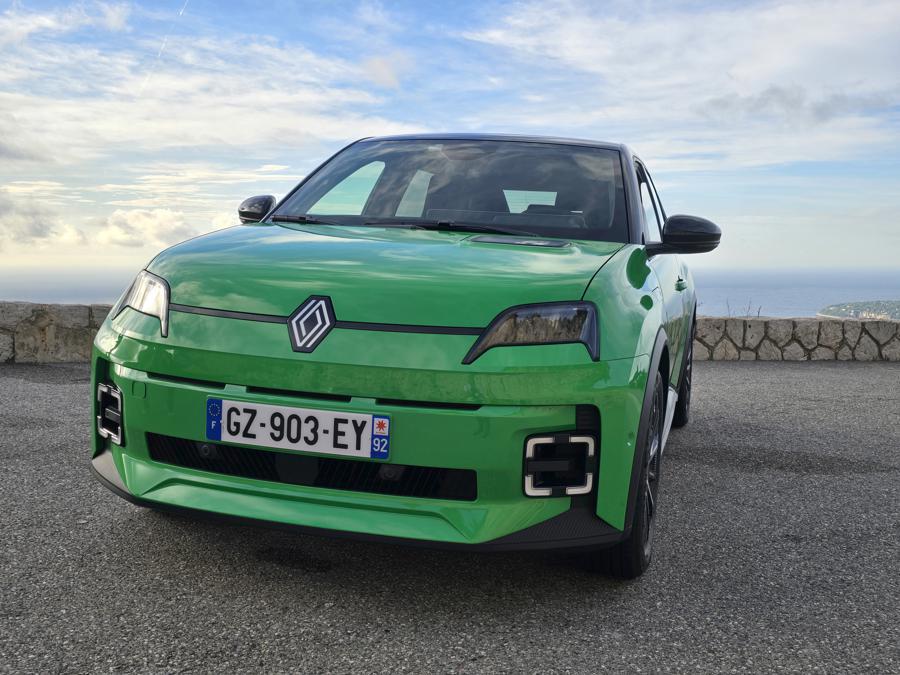 Renault 5, le foto del debutto in strada della piccola elettrica - Il ...